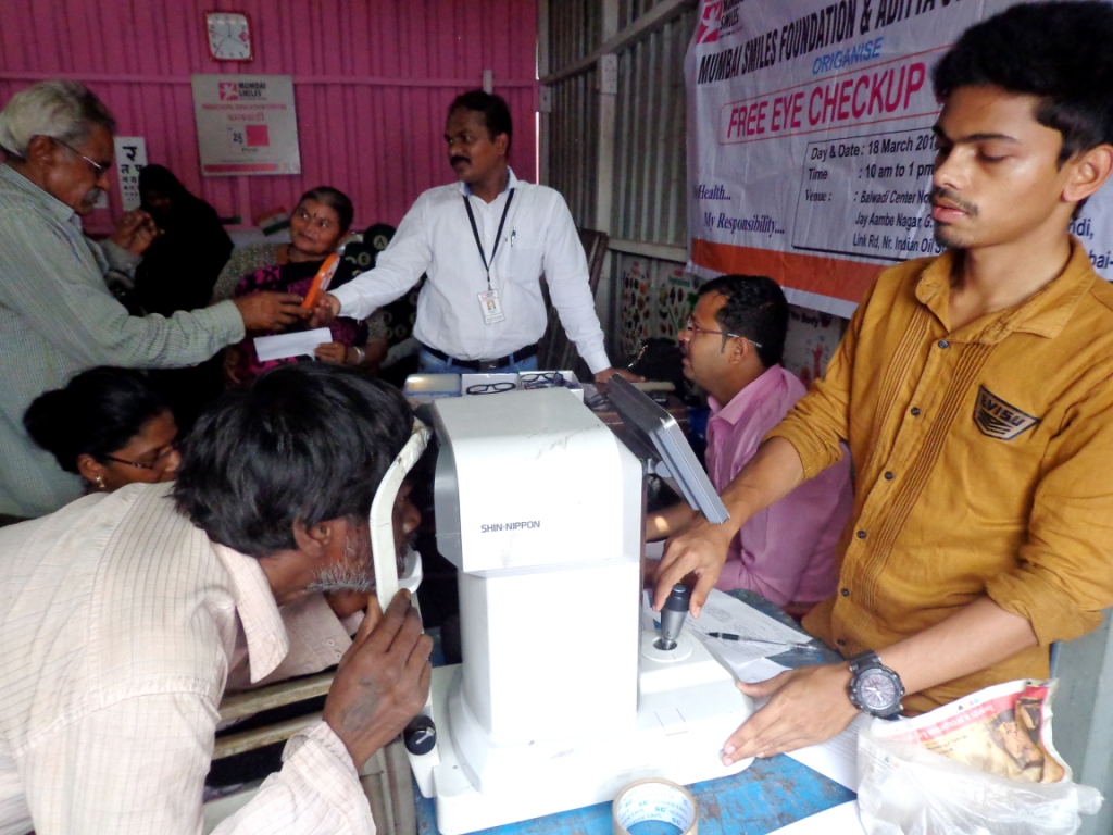 38 receive free spectacles in Govandi slums - Sonrisas de Bombay